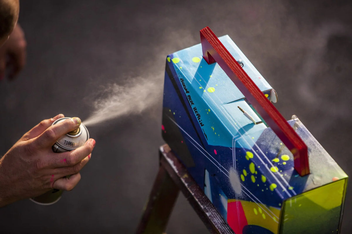 Lak på spray » Beskyt dit maleri med en klar lak – DRIPS CPH